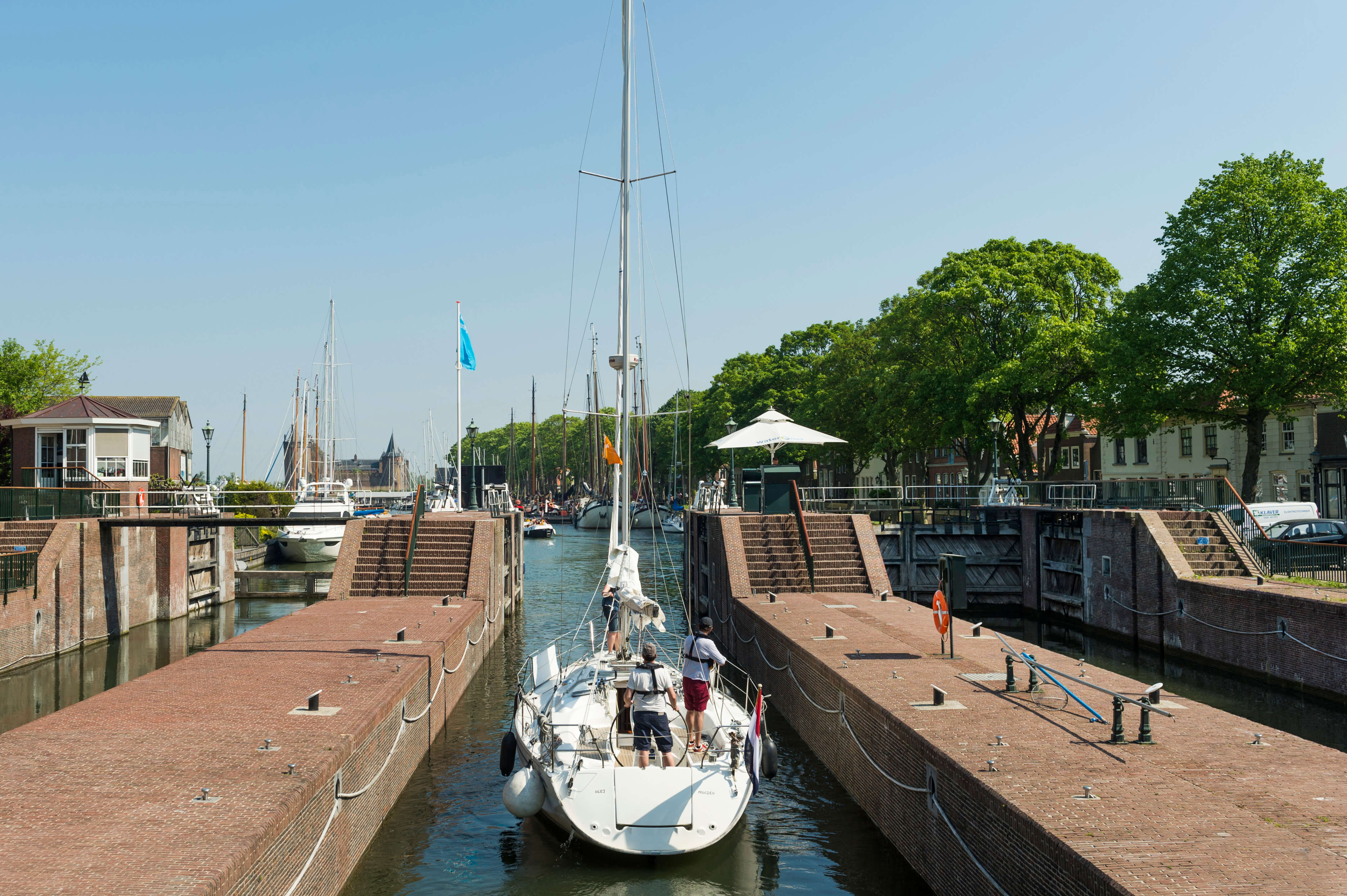 De werf bij de sluis in muiden